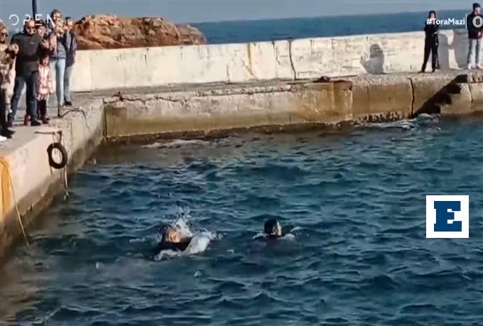 Γυναικεία υπόθεση τα Θεοφάνεια στη Σάμο: Βούτηξαν με τα ρούχα για να ...