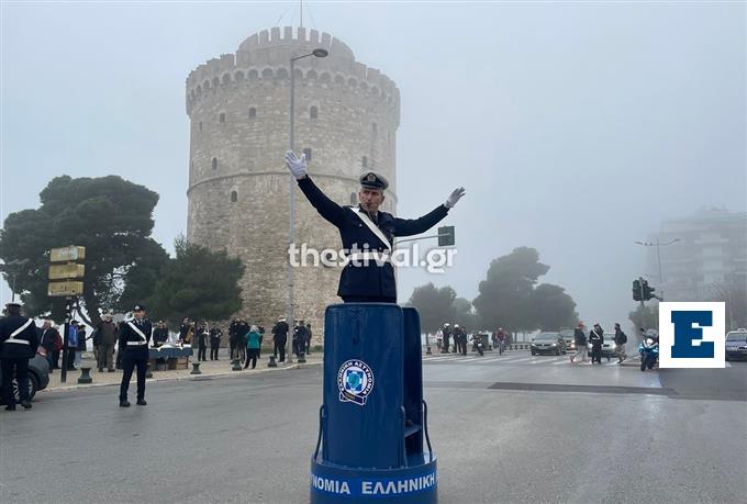 O τροχονόμος με το βαρέλι του επέστρεψε στον Λευκό Πύργο για την ...