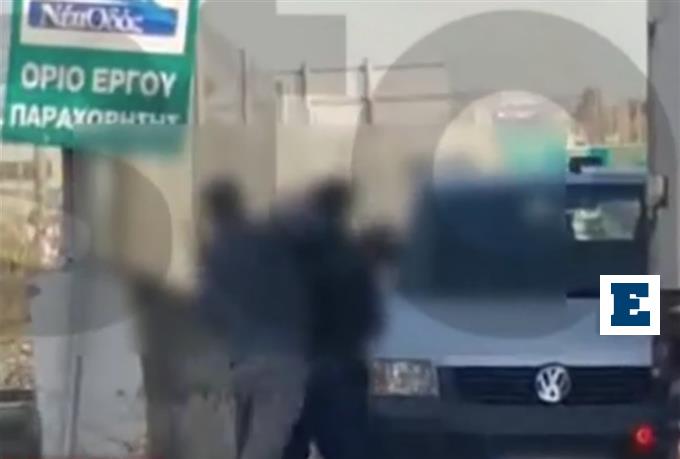 Απίστευτες εικόνες στη Λυκόβρυση: Οδηγοί έπαιξαν ξύλο για την ...