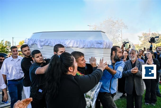 Οδύνη και οργή στην κηδεία του 17χρονου Χρήστου που πέθανε από ...