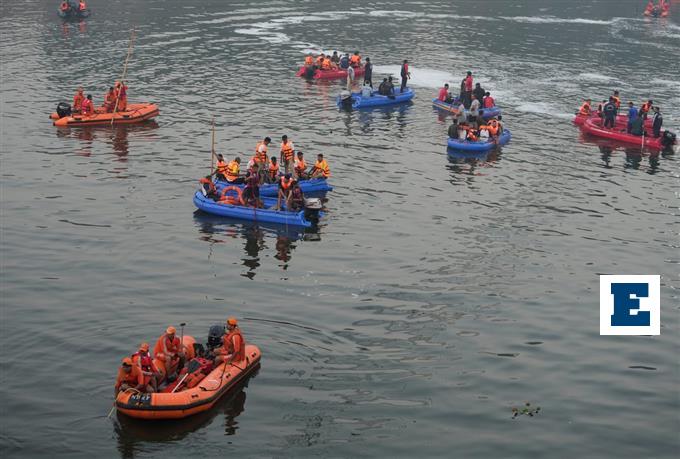 Ινδία: Τουλάχιστον 130 νεκροί από την κατάρρευση της γέφυρας - Δύτες ...