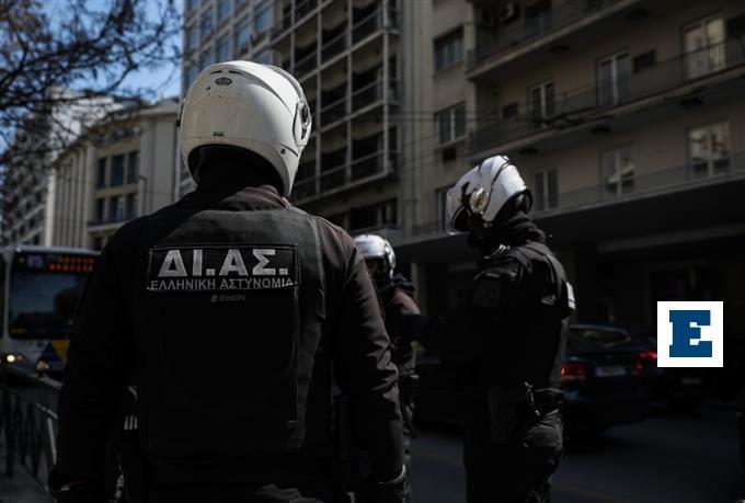 Ομόνοια: Άνδρας προσπαθούσε να ρίξει γυναίκα από μπαλκόνι ...