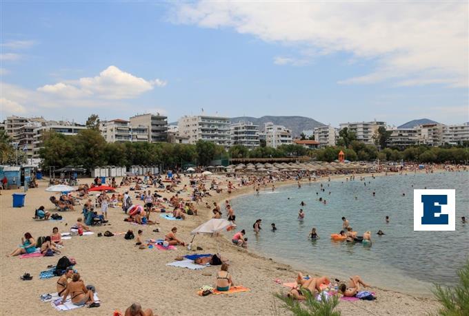 «Βούλιαξαν» από κόσμο οι παραλίες της Αττικής: Οι πρώτες βουτιές των ...