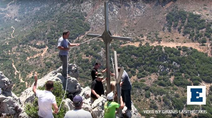 Εντυπωσιακό βίντεο: Ανέβασαν σταυρό 100 κιλών στο βουνό | Έθνος