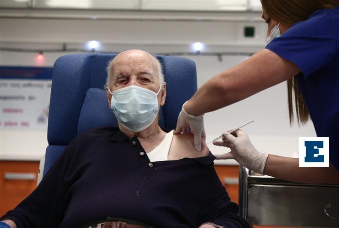 Υποχρεωτικός εμβολιασμός για άνω των 60: Ποιοι εξαιρούνται και πώς ...