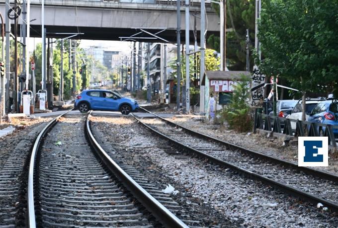 Κεραμεικός: Παράτησε το όχημά του στις γραμμές του τρένου και έφυγε ...