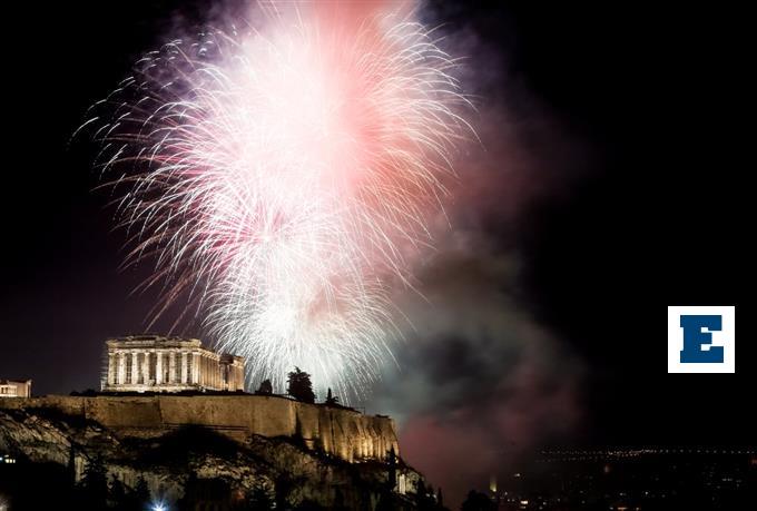 Έλαμψε η χώρα και ο ουρανός για την υποδοχή του χρόνου - Εικόνες από ...