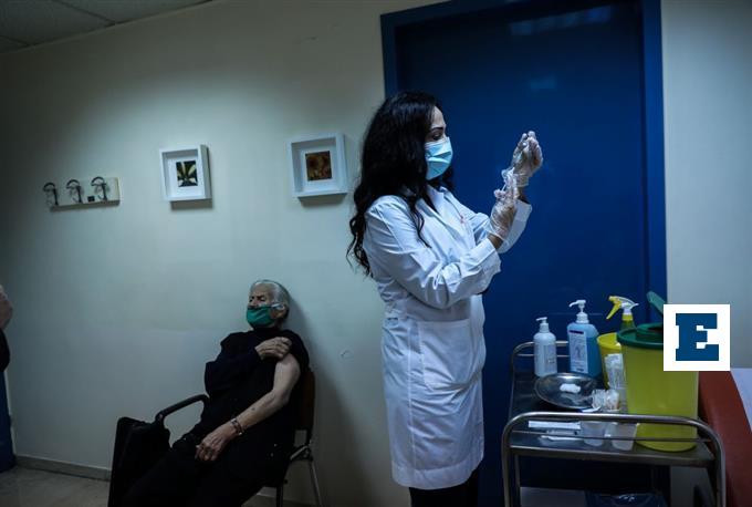 Υποχρεωτικός εμβολιασμός για τους άνω των 60: Τι ισχύει για τα πρόστιμα ...