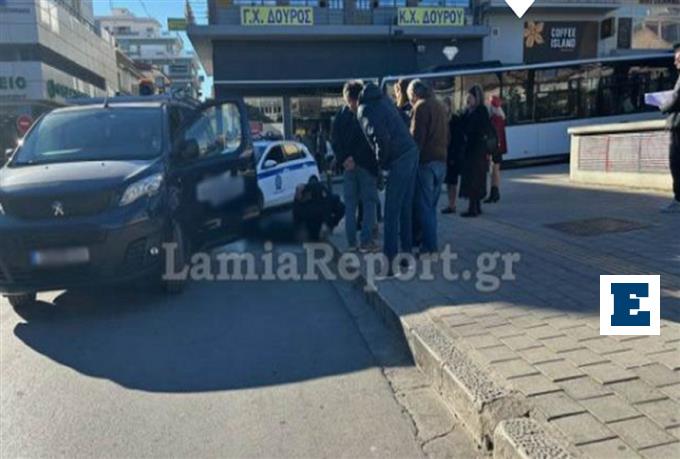 Λαμία: Η στιγμή που βανάκι παρασέρνει ηλικιωμένο | Έθνος