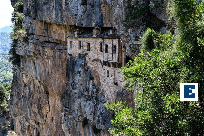 Μπρος γκρεμός και πίσω βράχος: Στην πιο επιβλητική μονή της Ελλάδας που ...