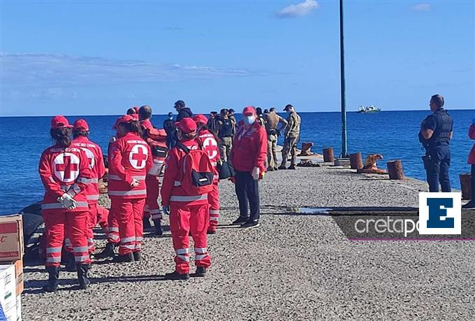Κρήτη: Στην Παλαιόχωρα το αλιευτικό με τους εκατοντάδες μετανάστες ...
