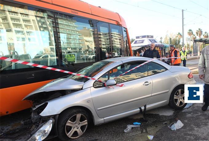 Τραγωδία στο Παλαιό Φάληρο: Ένας νεκρός από τη σύγκρουση ΙΧ με τραμ ...