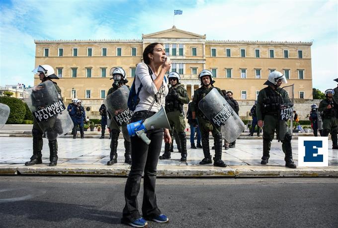 ΜΑΤ στο μνημείο για τα Τέμπη: «Να σταματήσει η χυδαία συγκάλυψη ...