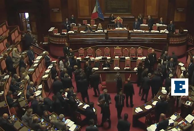 Χάος στη Βουλή της Ιταλίας: Βίαιη επίθεση από βουλευτή της Λέγκας σε ...