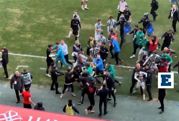Νέο μπάχαλο σε ποδοσφαιρικό αγώνα στην Τουρκία: Άγριο ξύλο μεταξύ ...