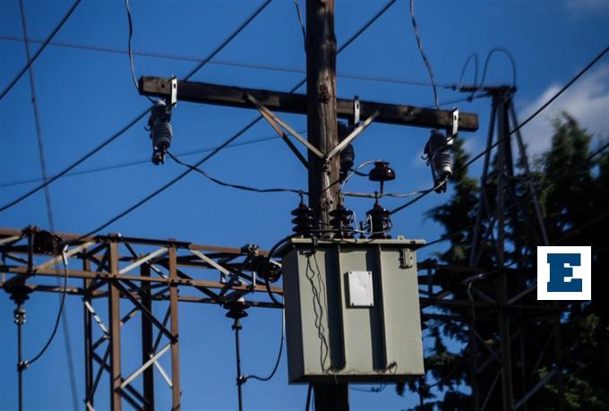 Βούλα: Εργάτες ακούμπησαν ηλεκτροφόρα καλώδια | Έθνος