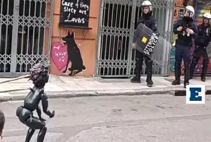 Η διαφορετική διαμαρτυρία των κατοίκων των Εξαρχείων για το Μετρό ...