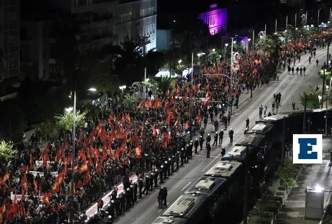 Πολυτεχνείο: Μεγαλειώδης η πορεία στην Αθήνα με αντιπολεμικά συνθήματα ...