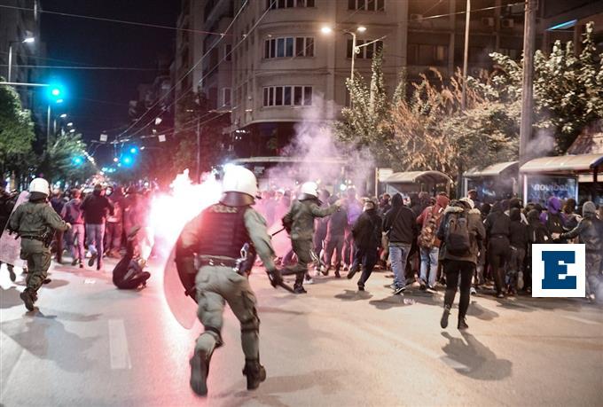 Επεισόδια στο κέντρο της Αθήνας μετά την πορεία για τη 19χρονη που ...