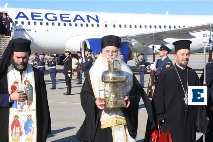 Εφτασε στην Αθήνα το Άγιο Φως - Δεν θα διανεμηθεί σε πιστούς και σε ...