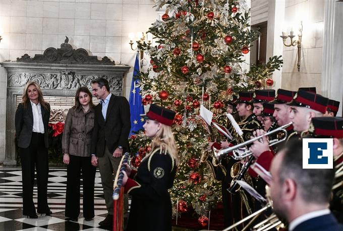 Τα Χριστουγεννιάτικα κάλαντα έψαλλαν στον Κυριάκο Μητσοτάκη στο Μαξίμου ...