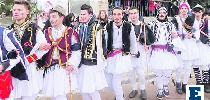 Χριστουγεννιάτικα έθιμα: Χριστόψωμα, κάλαντα και Μωμόγεροι | Έθνος