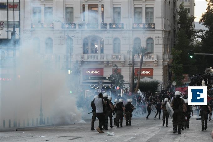 Επεισόδια στο Σύνταγμα: Ενταση και μολότοφ στην πορεία για τις ...
