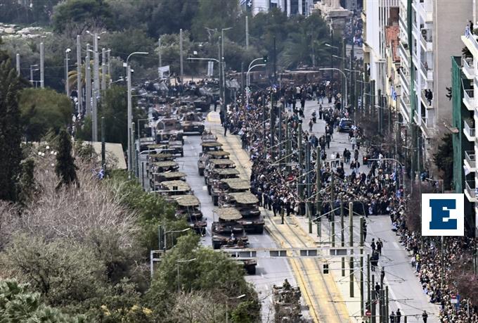 25η Μαρτίου: Καρέ καρέ η μεγάλη στρατιωτική παρέλαση στο Σύνταγμα - Τα ...