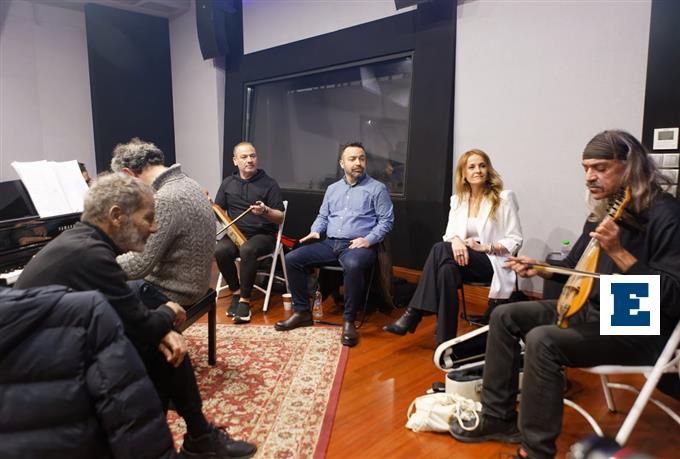 Ο Σταύρος Ξαρχάκος «εξερευνά» το δημοτικό τραγούδι και το φέρνει στο ...