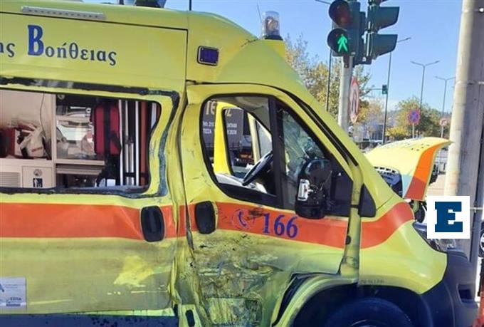 Λεωφόρος Αθηνών: Τροχαίο σοκ – Μηχανή συγκρούστηκε με ασθενοφόρο που ...