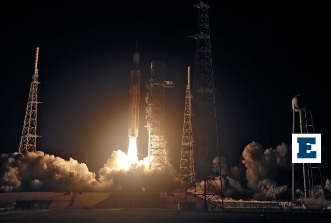 NASA: Το διαστημόπλοιο Orion επέστρεψε στη Γη μετά το ταξίδι του γύρω ...