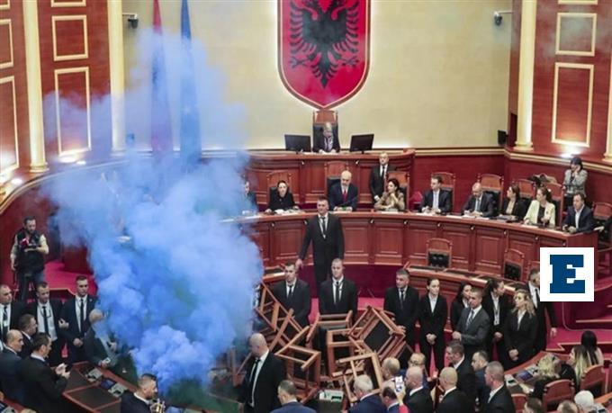 Σκηνές απείρου κάλλους, ξανά στη Βουλή της Αλβανίας: Καπνογόνα, ξύλο ...