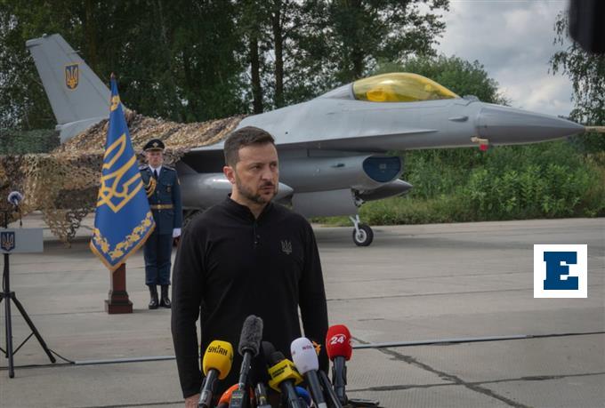 «Τα καταφέραμε»: Το μήνυμα Ζελένσκι για τα F-16 με φόντο τα αεροσκάφη ...
