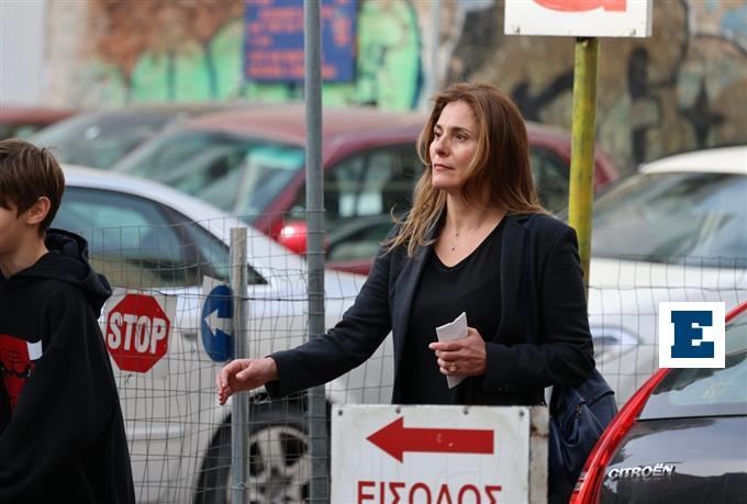Μπέττυ Μπαζιάνα: Παρακολούθησε την παράσταση «η Απολογία της Μαρί ...