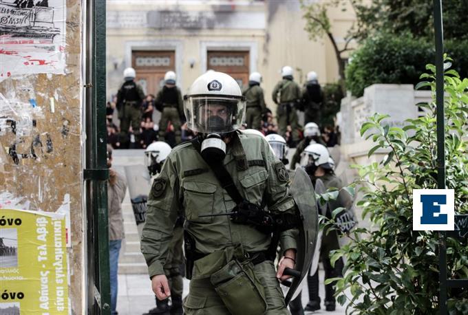 Ένταση στην ΑΣΟΕΕ: Επίθεση σε συνεργείο της ΕΡΤ – Πήγαν να αρπάξουν το ...