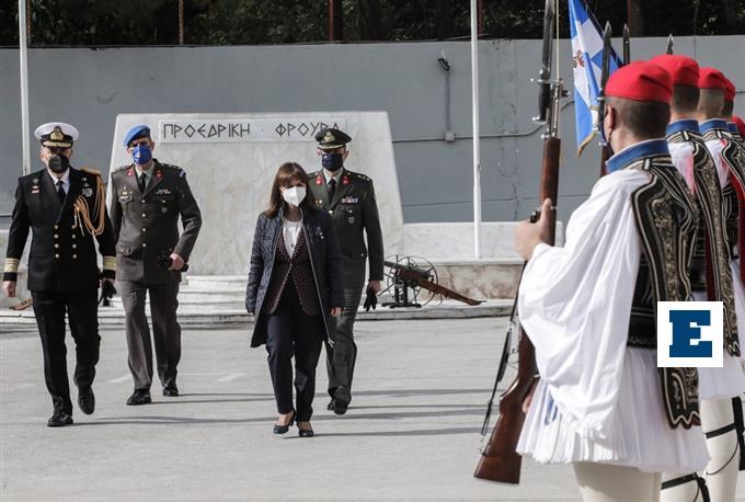 Στην Προεδρική Φρουρά η Κατερίνα Σακελλαροπούλου - Εικόνες από την ...