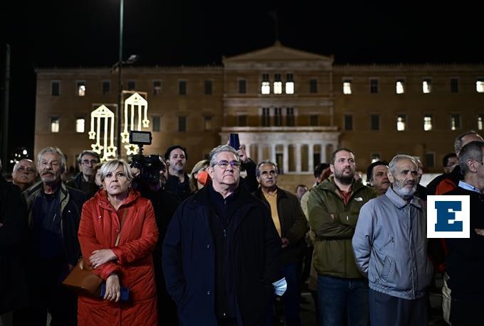 Συγκέντρωση του ΠΑΜΕ στην Πλατεία Συντάγματος ενάντια στον «αντιλαϊκό ...