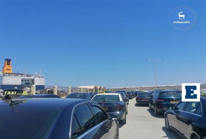 Ένταση και εικόνες χάους στο λιμάνι της Ρόδου: Οδηγοί ταξί δεν αφήνουν ...