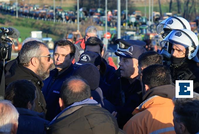 Βόλος: Ενταση μεταξύ αγροτών και αστυνομίας στον Αλμυρό - «Μπλόκο» των ...