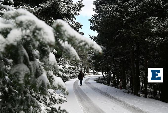 Εντυπωσιακές εικόνες: Έπεσαν τα πρώτα χιόνια στην Πάρνηθα, «ντύθηκε ...