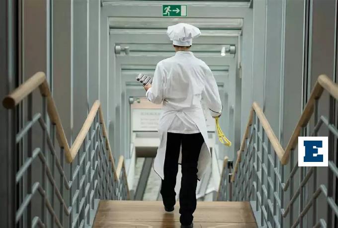 «Κουνούν» μαντήλι και φέτος μάγειρες και σερβιτόροι - Καμπανάκι για ...