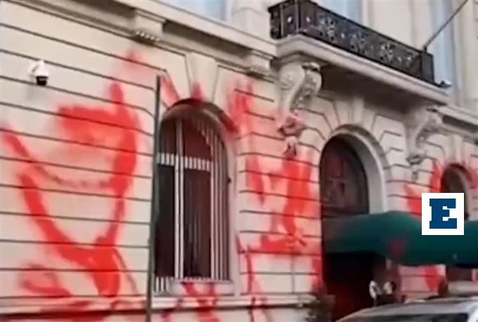 Έριξαν κόκκινη μπογιά στο ρωσικό προξενείο στην Νέα Υόρκη – Αντίδραση ...