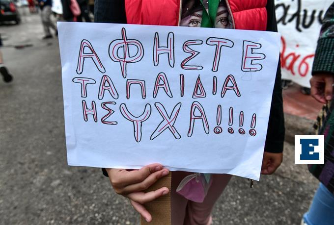 Αγρίνιο: Φωτογραφίες στο κινητό του ποδοσφαιριστή και ζωγραφιές «γροθιά ...