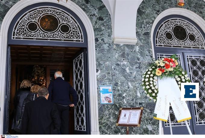 Βασίλης Καλογήρου: Βουβός πόνος στην κηδεία του στον Άγιο Αχίλλιο ...