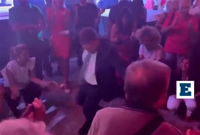 «Το πασοκικό, ορθόδοξο ζεϊμπέκικο»: Υπό τους ήχους της «Δραπετσώνας» τα ...