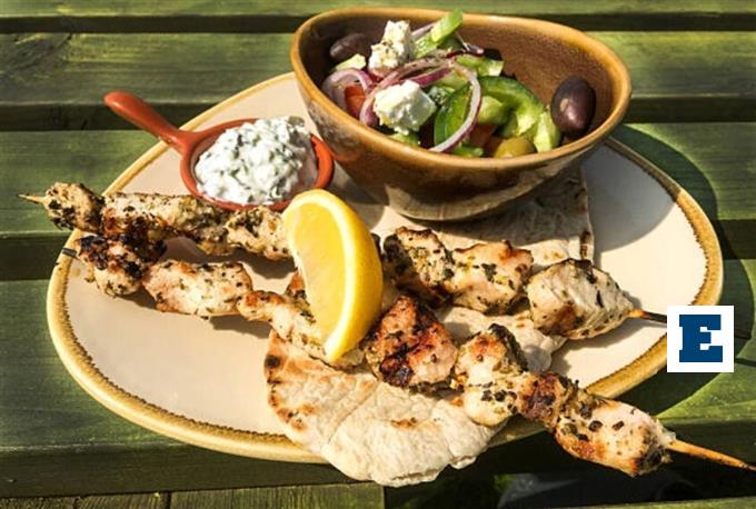 Σπιτικά σουβλάκια – Tips και μαρινάτες για νοστιμιά και «ζουμεράδα» | Έθνος