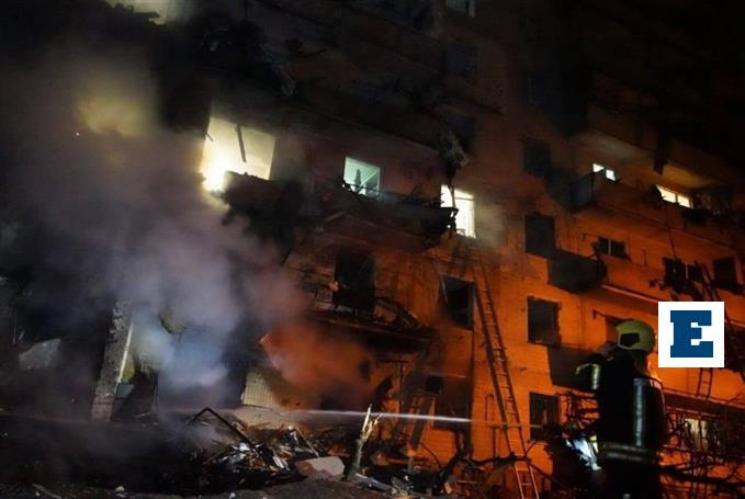 Πόλεμος Ουκρανία: Φλεγόμενα συντρίμμια σε πολυκατοικία του Κιέβου ...