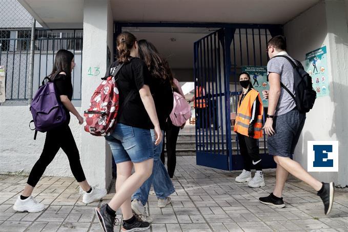Σχολεία απόντων: Καθηγητές με μεζούρες, μόλις δύο μαθητές σε τάξη με 20 ...