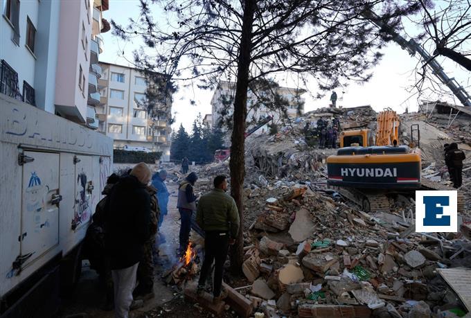 Σεισμός στην Τουρκία: Οργή για τους πλιατσικολόγους που ψάχνουν για ...