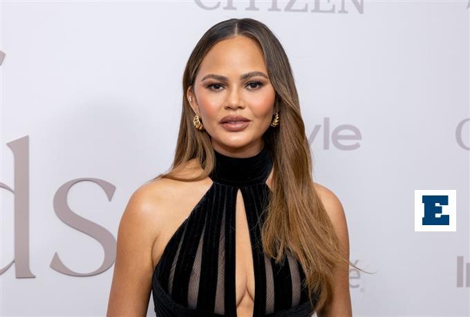 Chrissy Teigen: Σάλος μετά τη φωτογραφία που τη δείχνει να κάνει μπάνιο ...